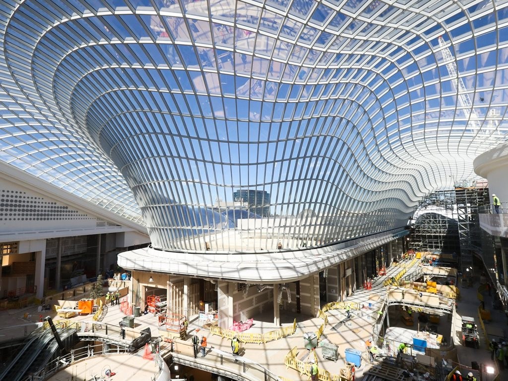 WATCH: First-of-its-kind gridshell roof installed at Chadstone shopping ...