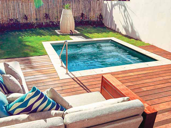 Small Backyard with Pool: Top 6 Pool Ideas for Tiny Backyards ...