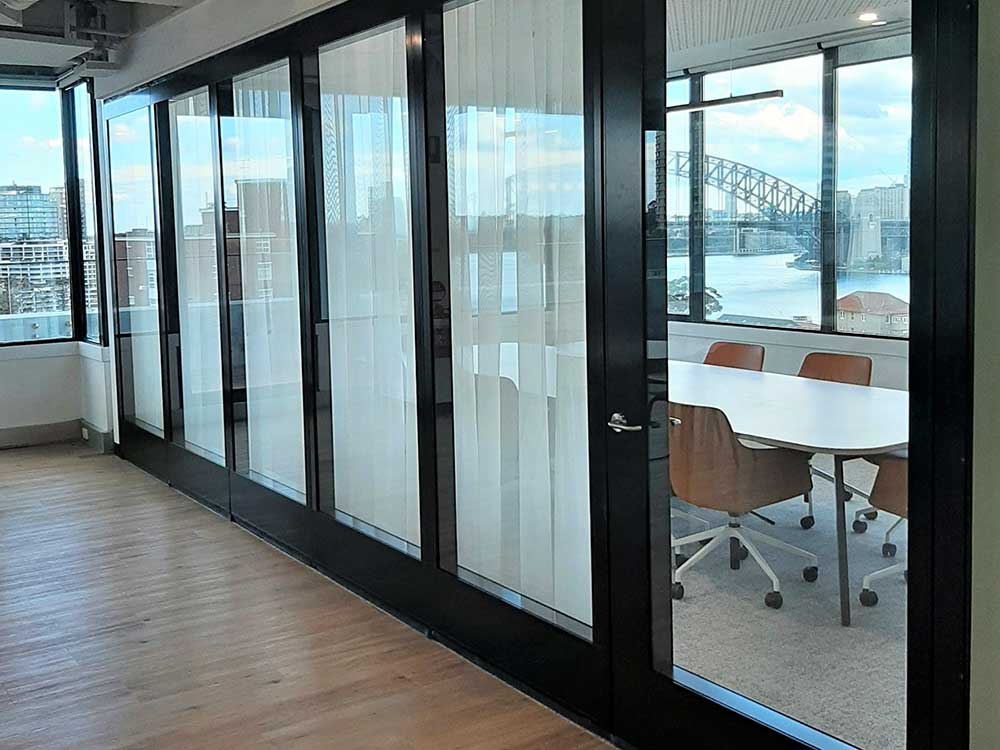 Glass operable wall creates flexible meeting spaces, preserves views at ...