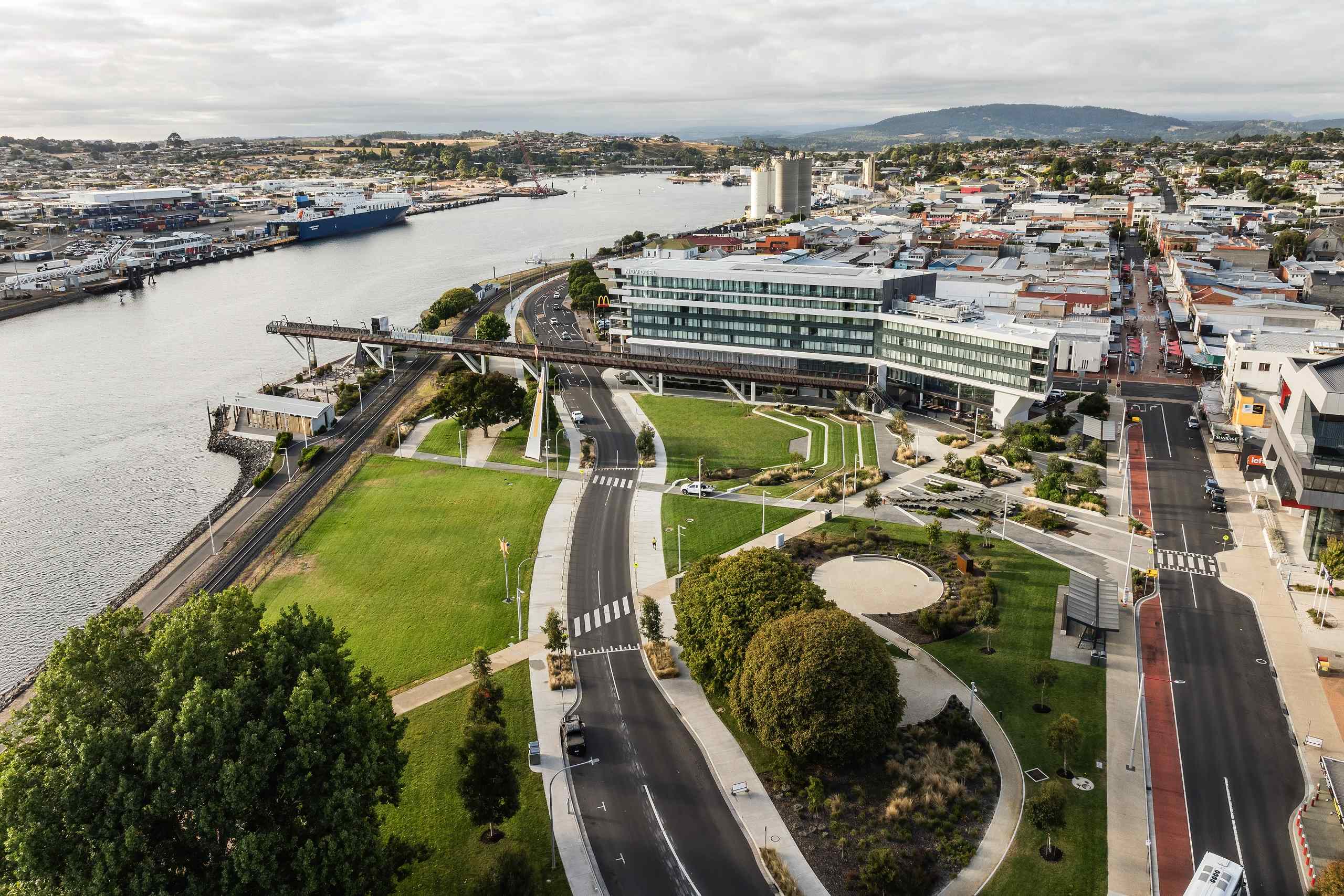 Wolf of wall street margot robbie nude she delivers a