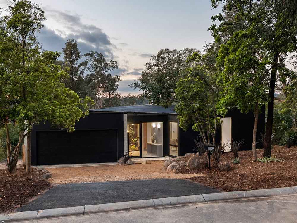 Axon cladding adds Japanese aesthetic to remodelled 1970s home ...
