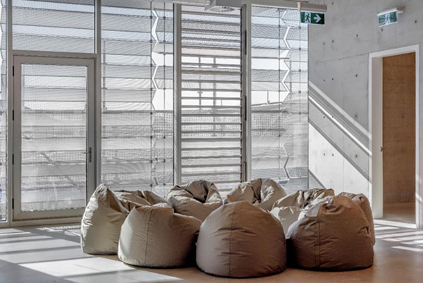 Floor-to-ceiling louvre windows optimise natural ventilation in Sydney ...