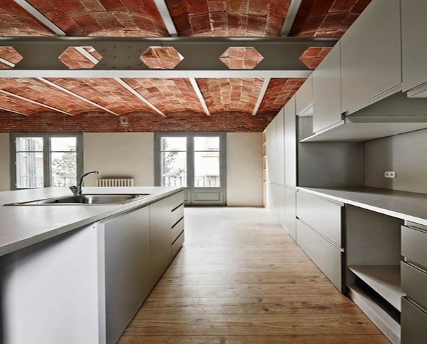 Renovation uncovers vaulted brick ceilings in Barcelona apartment ...