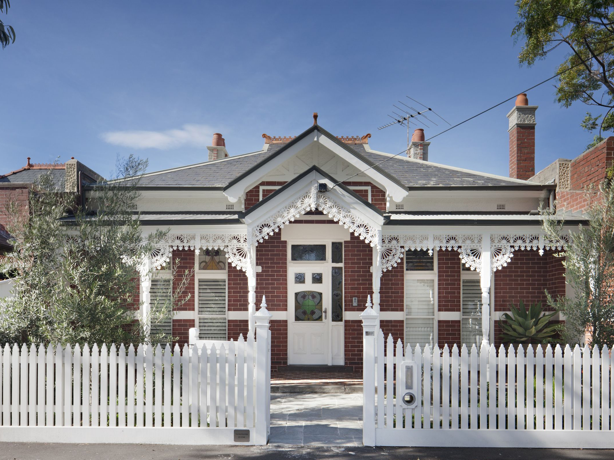 Dramatic, moody renovation of a Victorian terrace house | Architecture ...