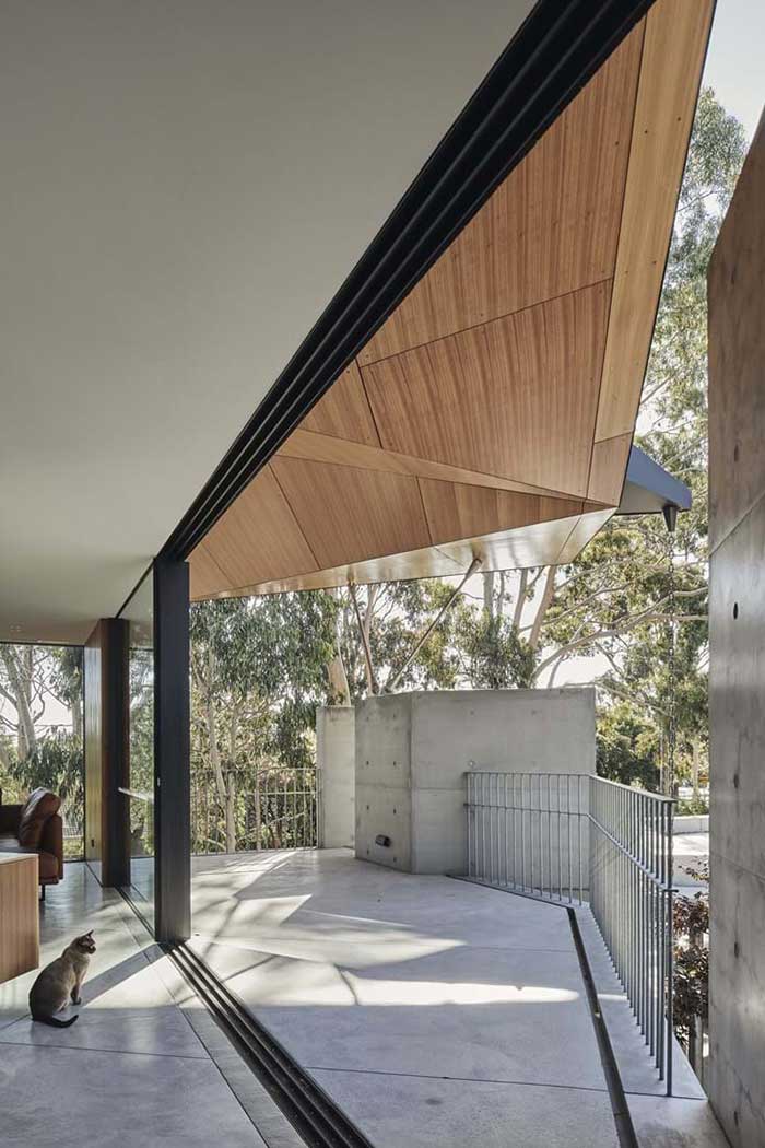 Award-winning Hawthorn home boldly heroes off-form concrete ...